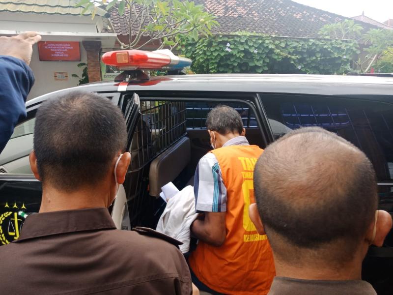 Kejari Tabanan Tahan Dua Tersangka Kasus Korupsi Lpd Belumbang Bali